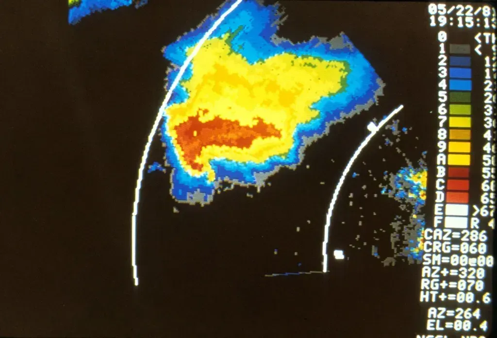 7 Tornado Warnings a Seasoned Storm Chaser Uses That Can Make a Crowd ...