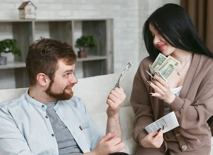 13 Small Money Habits That Separate Comfortable People From Struggling Ones